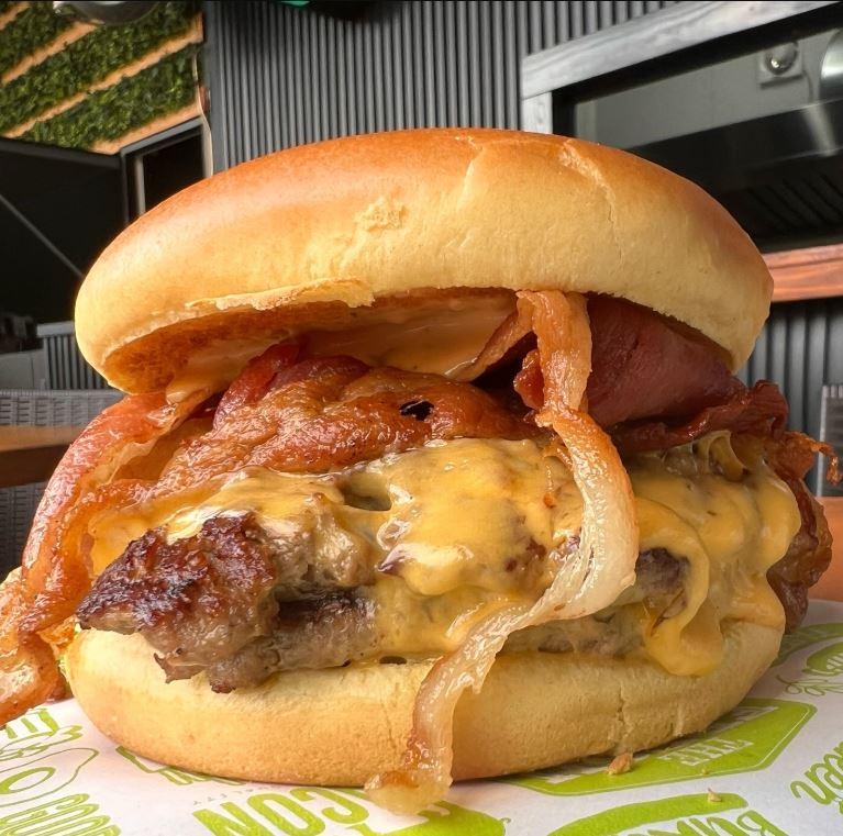 4 Hamburguesas + 4 Sodas o Cervezas + Papas Fresh | Oferta24